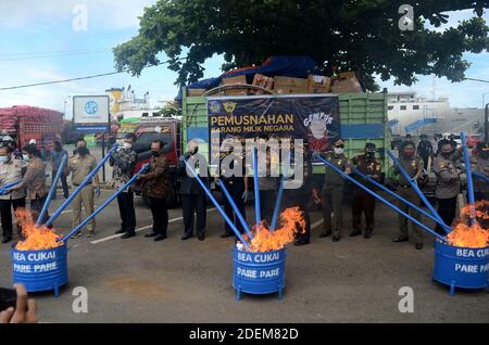 Parepare, Indonesia. 01st Dec, 2020. Farmers using the modern "Pabubu ...