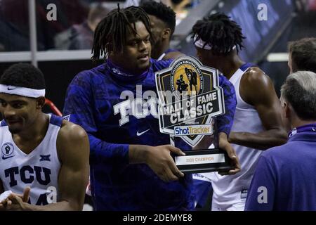 TCU center Eddie Lampkin Jr. (4) makes a move to the basket during the ...