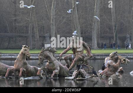 Illustration of Apollo's basin at the Chateau de Versailles in France ...