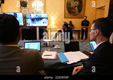 Matignon cellule de crise en présence de ses conseillersde dos Jimmy ...