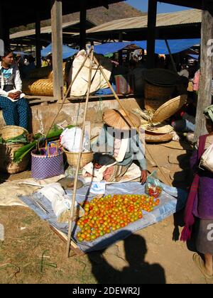 The local market on the coast of Inle lake, Myanmar Stock Photo - Alamy