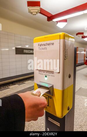 BVG Fahrschein Entwerter, Berlin, Deutschland Stock Photo - Alamy