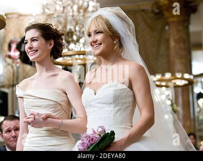 KATE HUDSON, ANNE HATHAWAY, BRIDE WARS, 2009 Stock Photo - Alamy