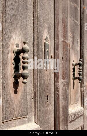 old ottoman wooden door with metal handle knocker Stock Photo - Alamy