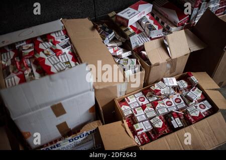 Contraband cigarettes seizure Stock Photo - Alamy