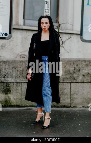 Street style, Sarah Feingold arriving at Mugler Fall Winter 2020-2021 ...