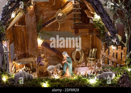 Traditional italian handmade nativity scene - presepe Stock Photo - Alamy