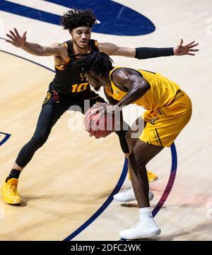 Arizona State guard Jaelen House (10) brings the ball up court in the ...