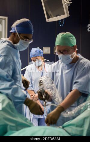 Medical students (external) in the operating room observing a professor ...