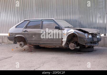 Abandoned car without wheels Stock Photo - Alamy