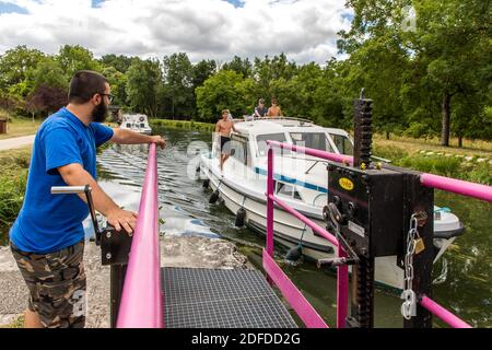 DES DAMES LOCK, NIVERNAIS CANAL, PREGILBERT, YONNE, BURGUNDY, FRANCE ...
