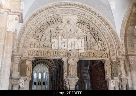 VEZELAY BASILICA OF SAINTE MADELEINE THE TYMPANUM IN THE NARTHEX Stock ...
