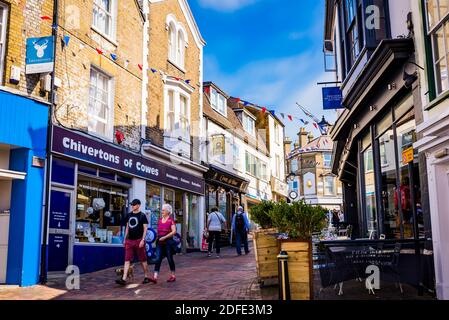 SHOPS AT THE PEDESTRIAN AREA OF COWES, ISLE OF WIGHT, ENGLAND, GREAT ...