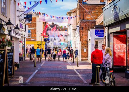 SHOPS AT THE PEDESTRIAN AREA OF COWES, ISLE OF WIGHT, ENGLAND, GREAT ...
