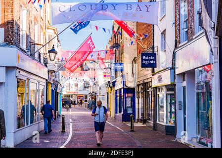 SHOPS AT THE PEDESTRIAN AREA OF COWES, ISLE OF WIGHT, ENGLAND, GREAT ...