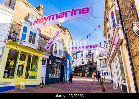 SHOPS AT THE PEDESTRIAN AREA OF COWES, ISLE OF WIGHT, ENGLAND, GREAT ...