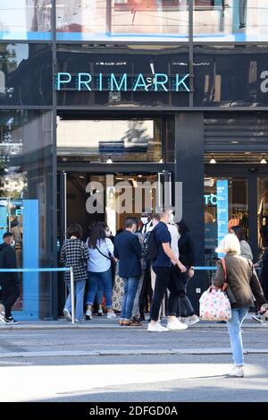 Opening of the international textile discounter Primark shop in ...