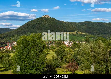 Stadt Neuffen mit Burg Hohenneuffen, Schwäbische Alb, Deutschland Stock ...