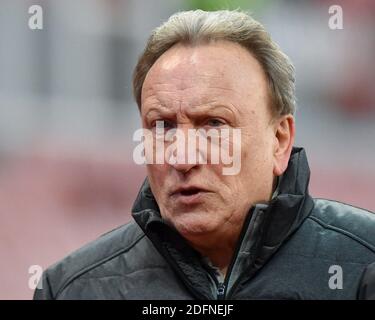 Neil Warnock manager of Middlesbrough heads in at half time Stock Photo ...