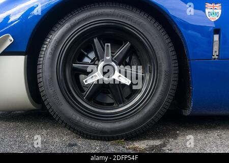 Wheel of Ford GT40 sportscar Stock Photo - Alamy
