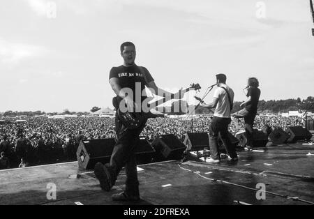 Hundred Reasons playing the Reading Festival 2002, Reading , Berkshire ...