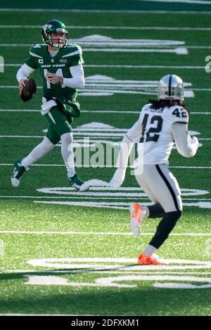 New York Jets linebacker Sam Eguavoen (52) in action against the Miami ...