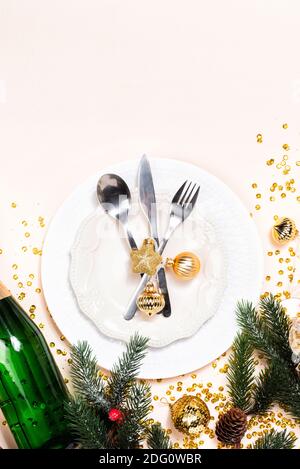 Christmas tree branches wine set, on black wooden table background ...