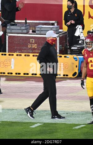 Southern California head coach Clay Helton, center, watches the ...