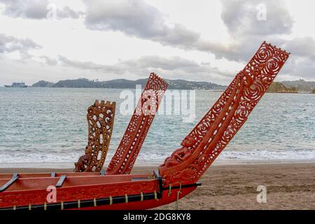Maori carved boats on the beach of Waitangi with Maori warriors Stock ...