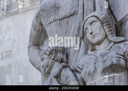 Oregon State Capitol Building in Salem, with Oregon Pioneer statue on ...