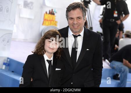 Mark Ruffalo and daughter Bella arriving at the 2015 MTV Movie Awards ...