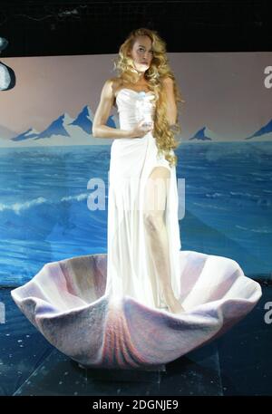 Jerry Hall models as Botticelli's Venus in Selfridges shop window for ...