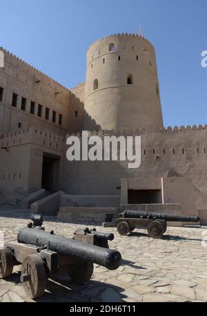 Rustaq Oman Fort And Cannons Stock Photo - Alamy
