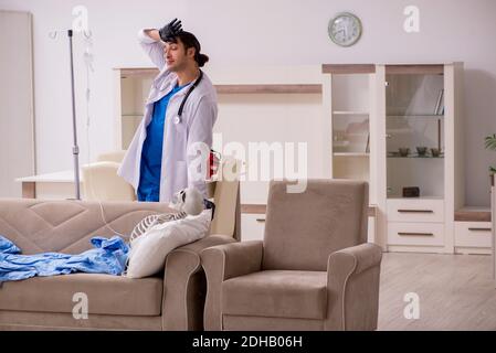 Skeleton patient visiting old male doctor radiologist Stock Photo - Alamy