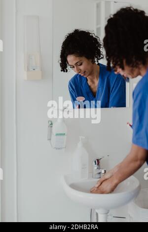 Nurse washing her hands at a sink Stock Photo - Alamy