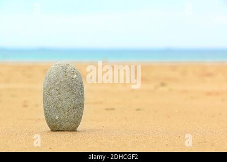 Single round stone on the beach Stock Photo - Alamy