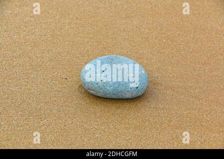 Single round stone on the beach Stock Photo - Alamy