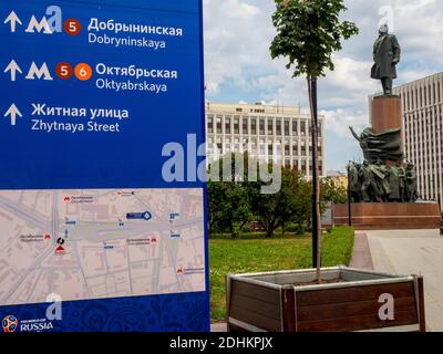 Lenin statue located by Leninsky Avenue, Moscow Stock Photo - Alamy