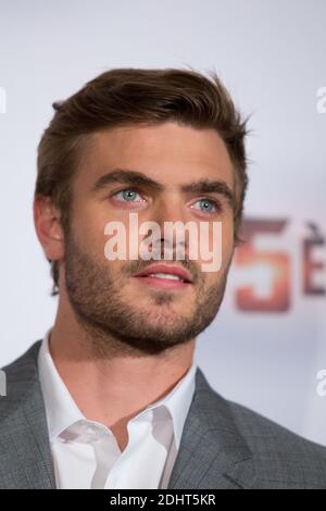 ALEX ROE - PHOTOCALL DU FILM 'LA 5ÈME VAGUE' AU BAR DU BRISTOL Photo by ...