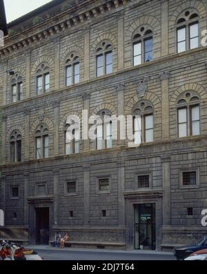 PALACIO RUCELLAI FACHADA DE ROSSELLINO. Author: Leon Battista Alberti ...
