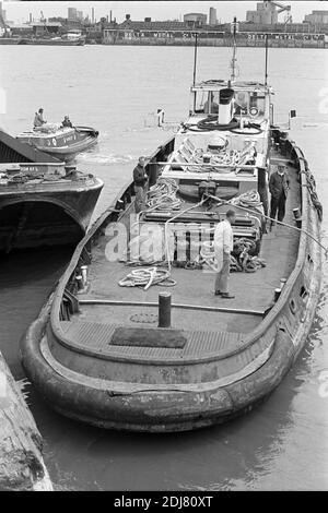 Lightermen of the River Thames working on the barges Stock Photo - Alamy