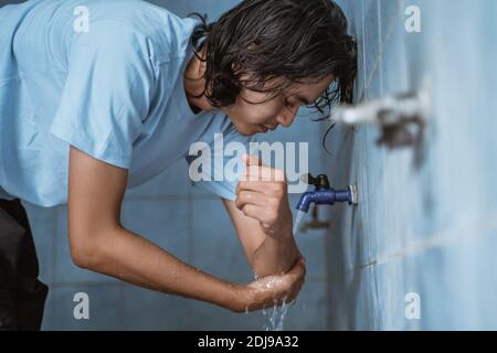 Muslim Men Washing Before Prayer, The Al-Karaouine Mosque, Fez el Bali ...