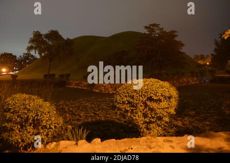 Pond in Tumuli Park (Daereungwon Tomb Complex), Gyeongju, South Korea ...