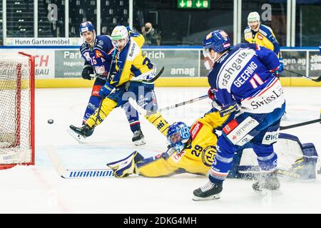 DAVOS, SWITZERLAND - DECEMBER 29: goalkeeper Connor Hughes of Team ...