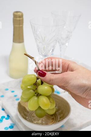 Uvas de la suerte - 12 lucky grapes, a Spanish New Year's Eve tradition ...