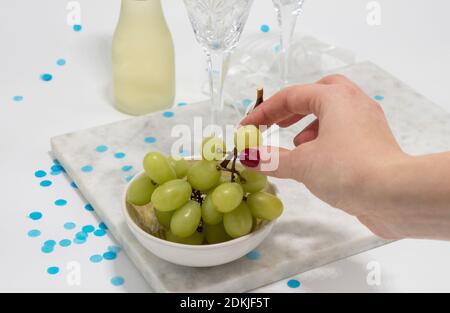 Uvas de la suerte - 12 lucky grapes, a Spanish New Year's Eve tradition ...
