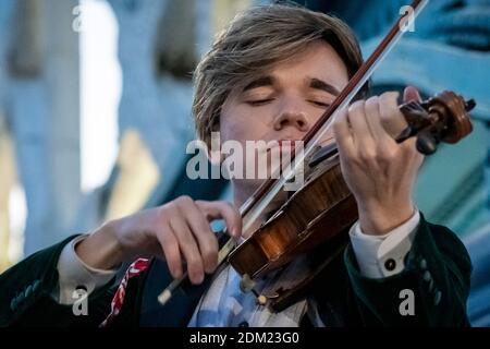 Yury Revich, Russian classical violinist, performs solo on Tower Bridge ...