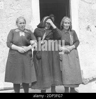 Italian Women Pose in Post War Italy, 1951 Stock Photo - Alamy
