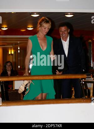 UMA THURMAN ENCEINTE SUR UN YACHT AU PORT DE CANNES - 68EME FESTIVAL DE ...
