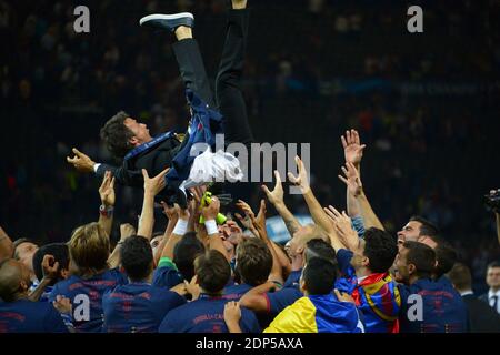 Barcelona lifts coach Luis Enrique after winning the Champion's League ...